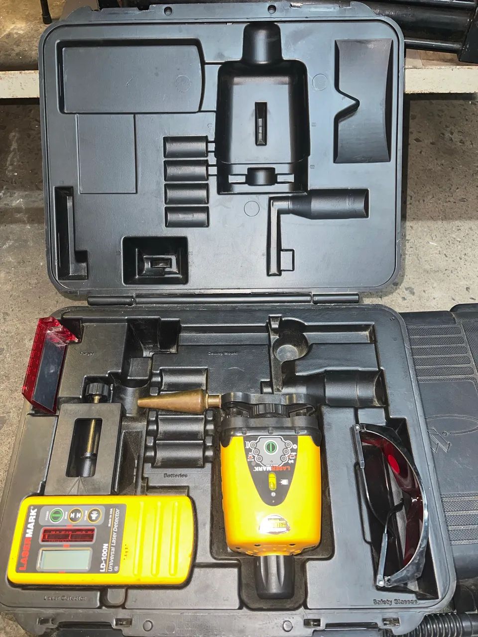 Nível a Laser Rotativo Laser Mark/Chalk Line/CST/berger com Tripé - Kit ...