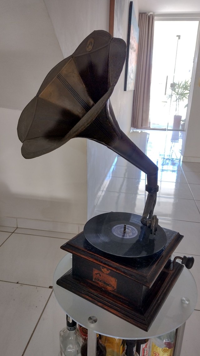 Gramofone antigo | +15 anúncios na OLX Brasil