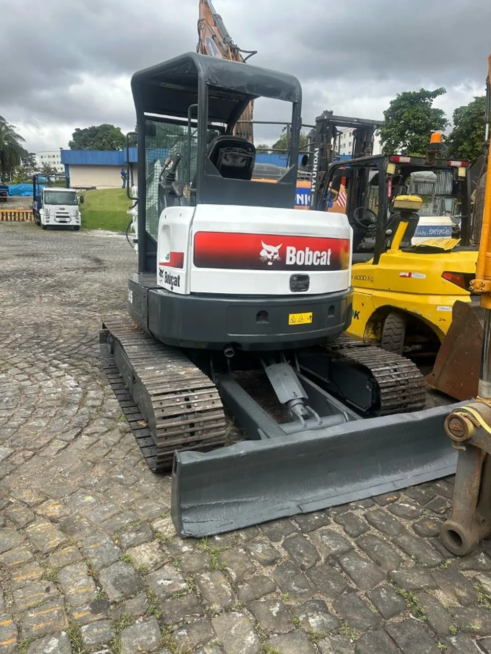 "escavadeira bobcat" no Brasil