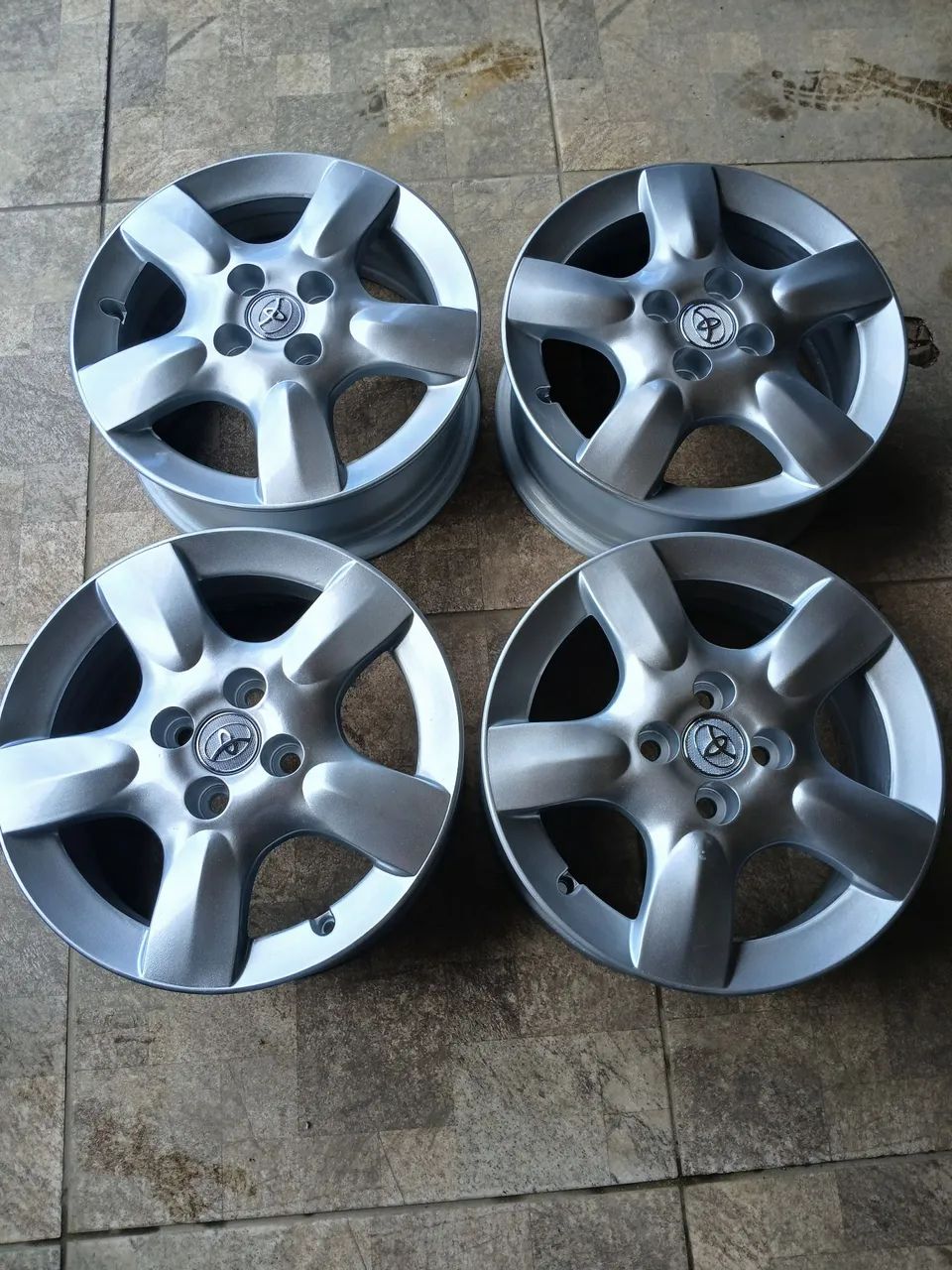 Jogo de Rodas 15 polegadas Original Toyota Prata - Carros, vans e ...