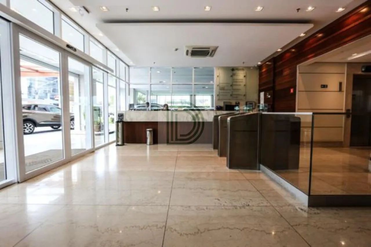 Localização excelente, com comércio, condução e metrô - Comércio e ...