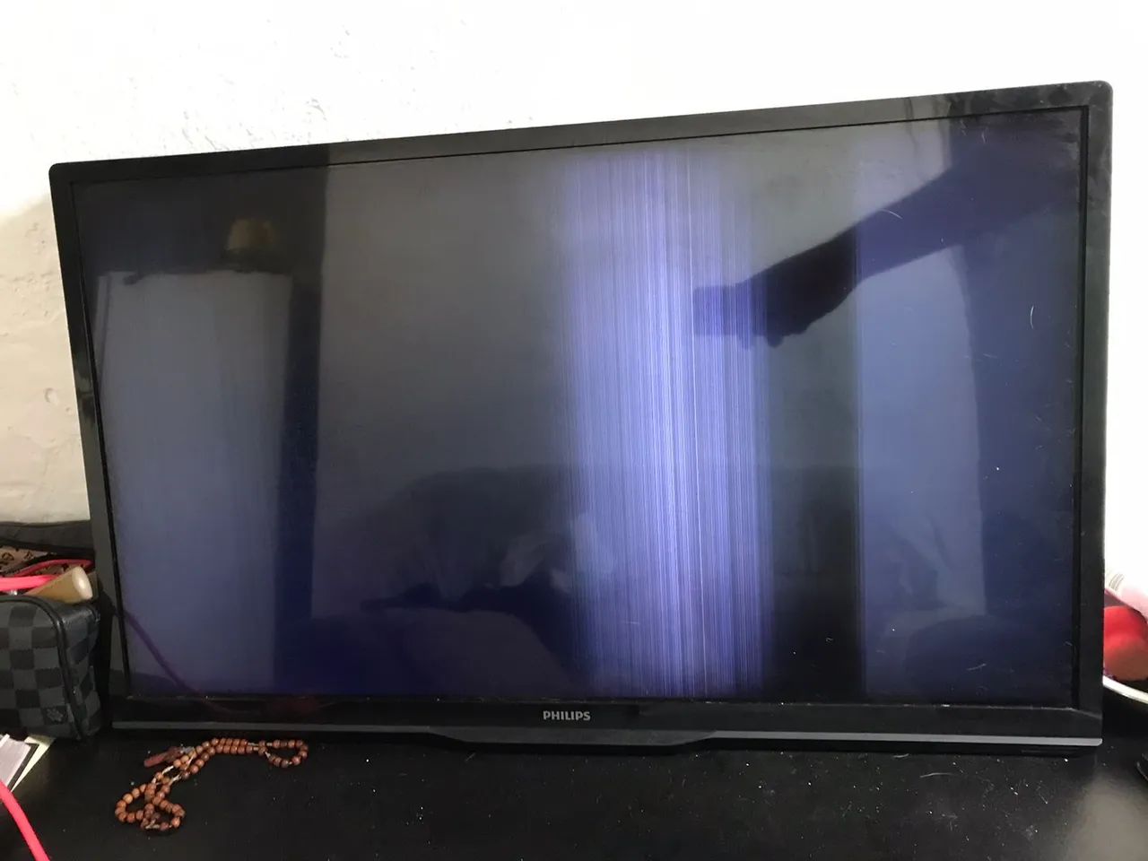Tv Philips 32 polegadas com caixa e adaptação pra parede com defeito na ...