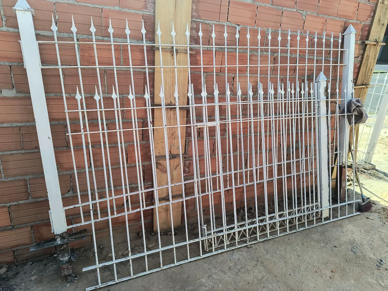 "portao e grade de ferro" - Portas e Janelas no Brasil