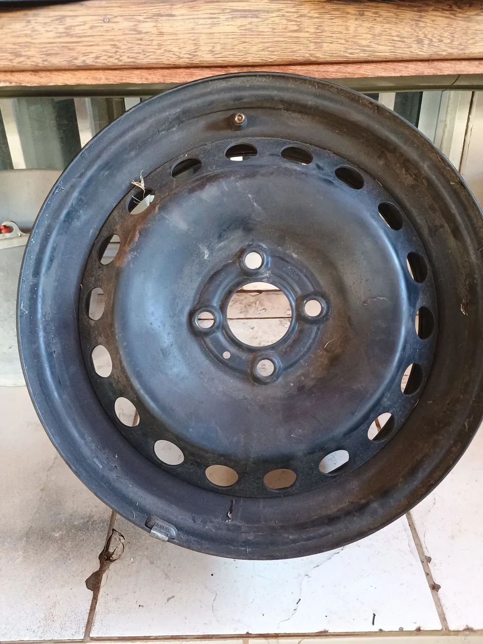 Vendo jogo de rodas originais Renault Sandero aro 15 com calotas ...