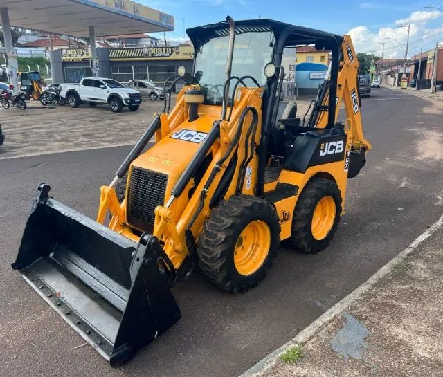 "mini retroescavadeira" no Brasil