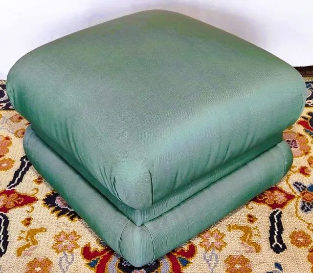 Antigo e Confortável Puff Retrô estrutura madeira forrada Tecido verde ...
