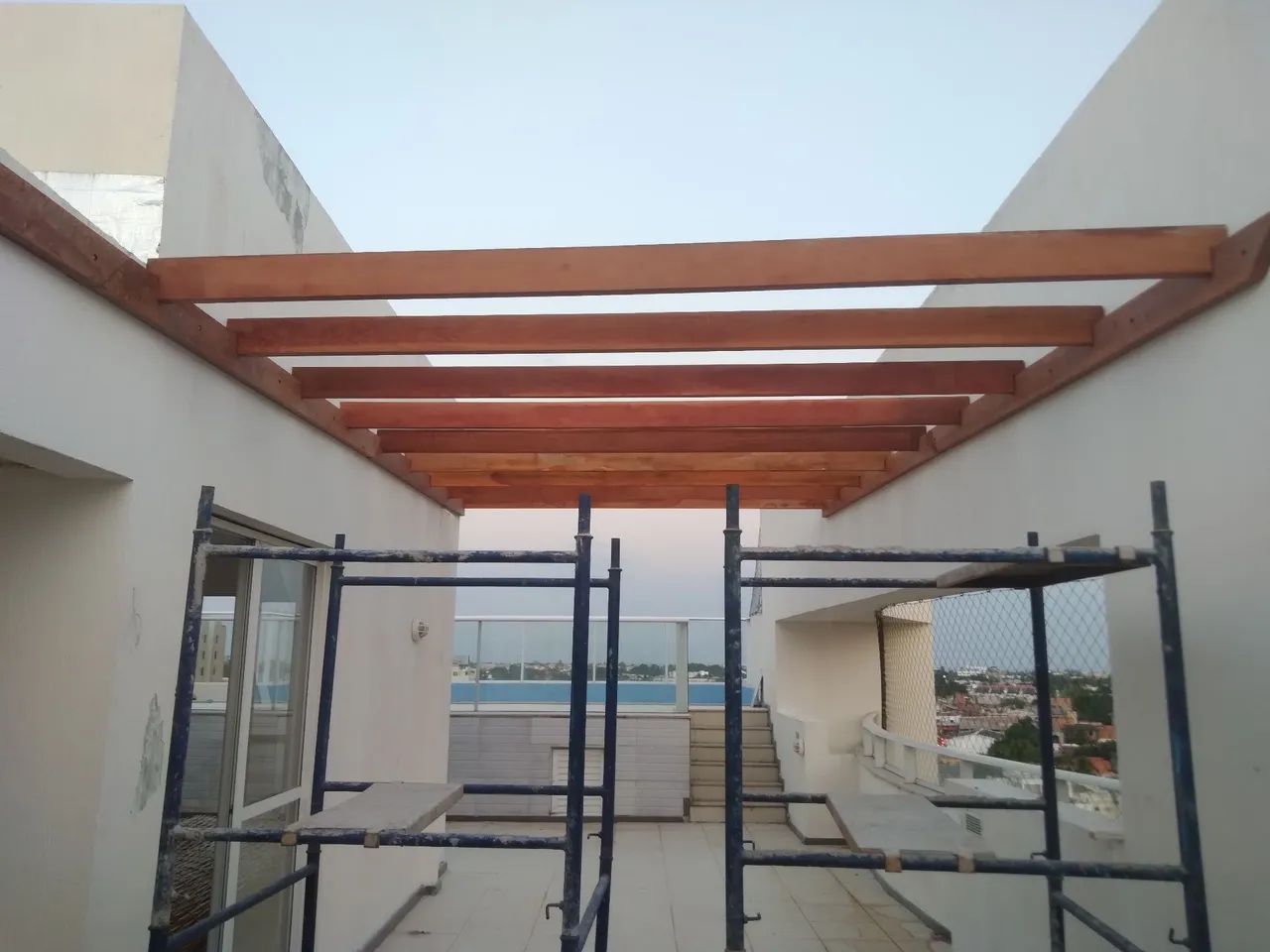 Pergolados em madeira de lei, para área gourmet, garagens, jardins e ...