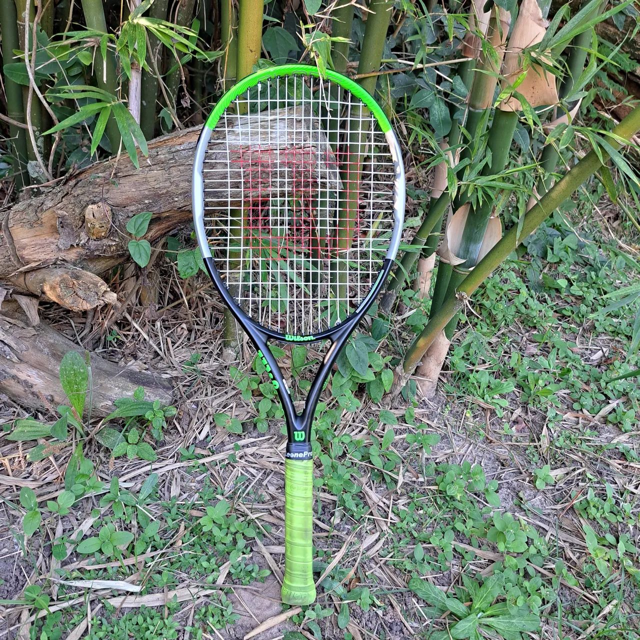 Raquete de tênis da marca Wilson Blade Feel 100 - Esportes de Quadra e ...