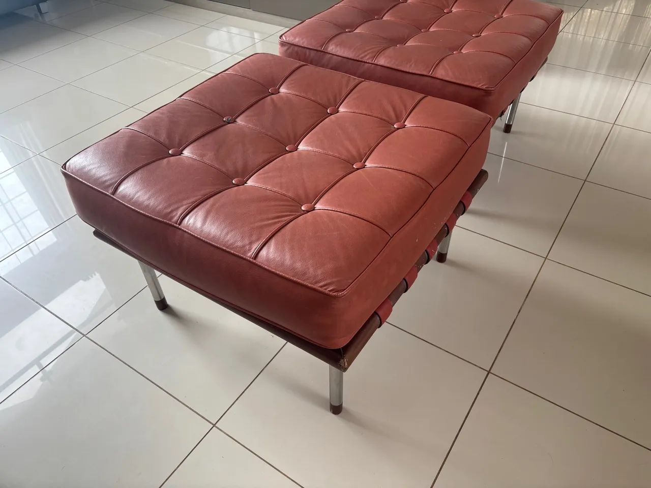 Par de Puffs de Couro Vermelho 60cm x 60cm, altura 40cm - Bancos e ...