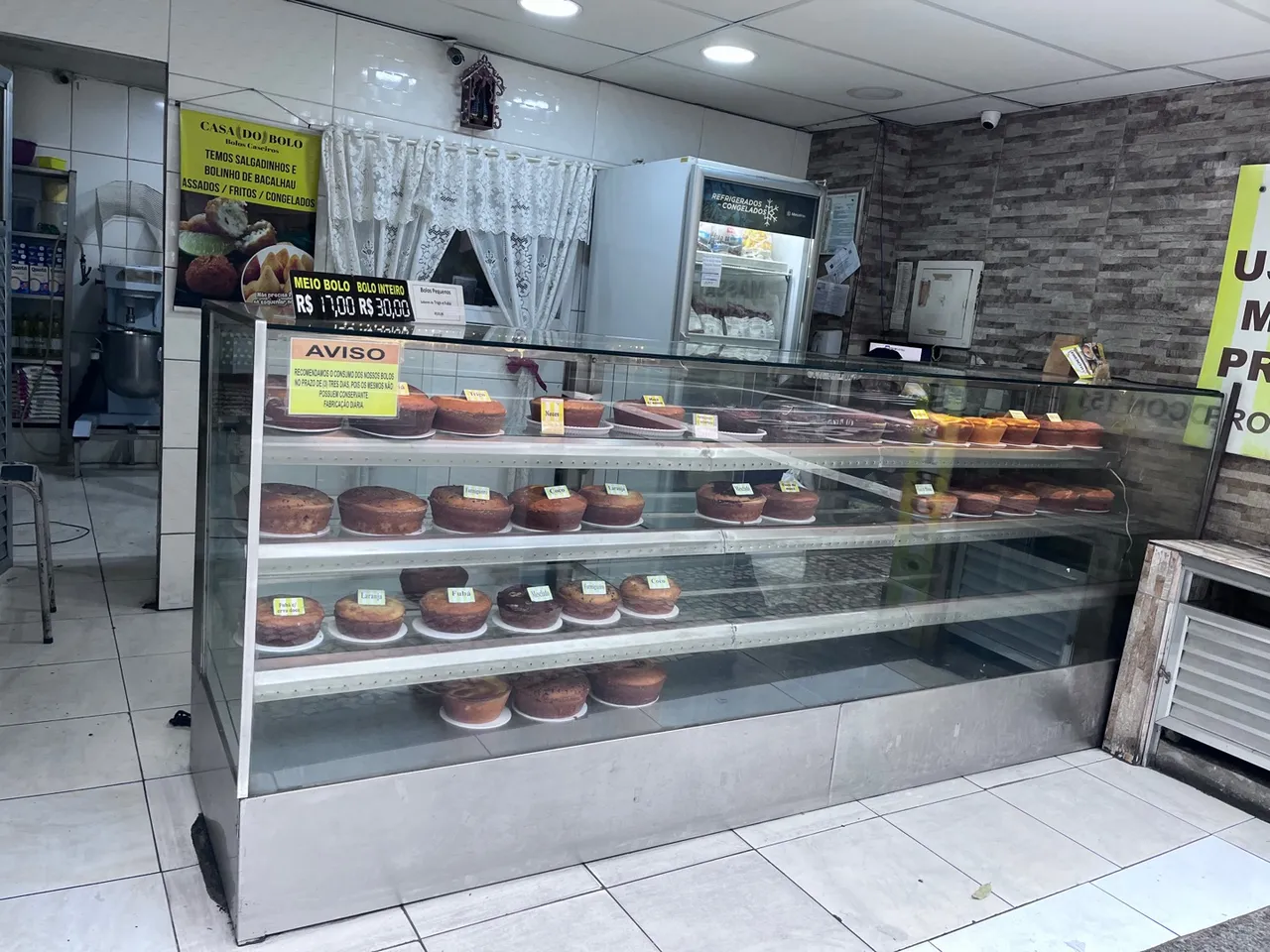 "expositor de bolos e doces" no Brasil