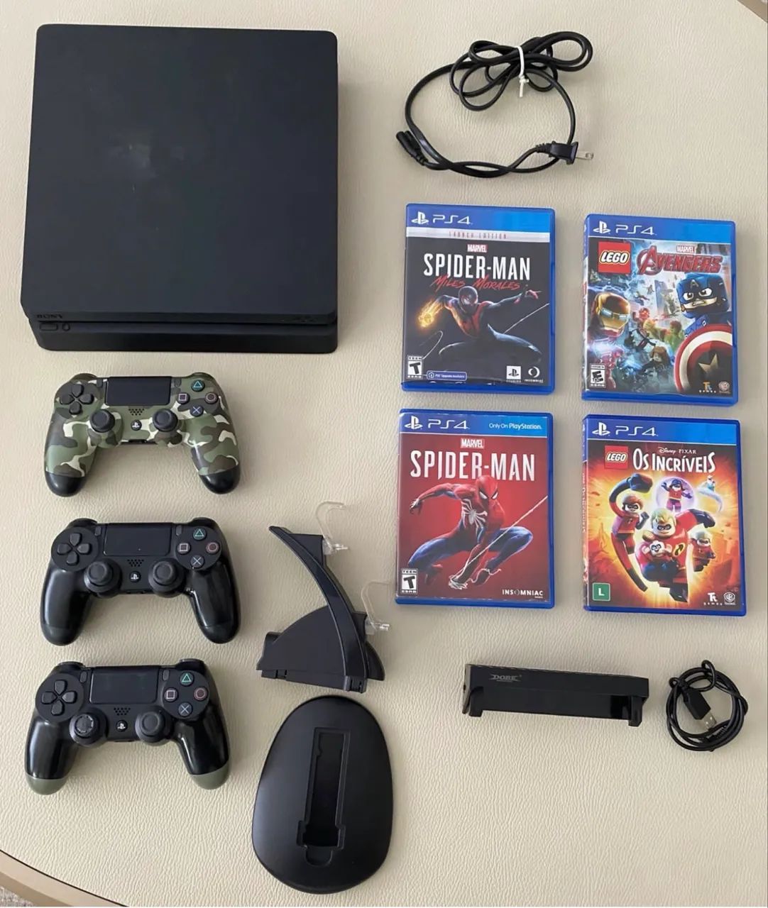 PS4 Slim,3 controles,4 jogos,1 refrigerador, e botoes adicionais para ...