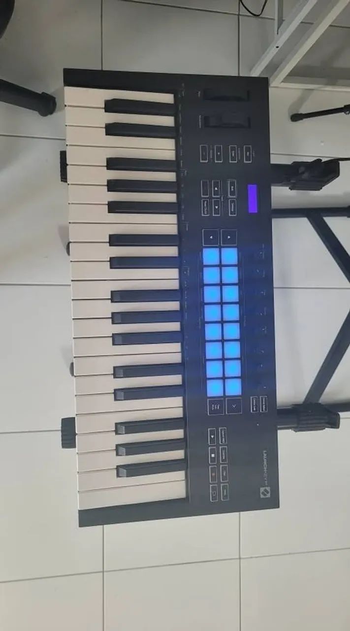 Teclado controlador Novation LaunchKey MK3 37 Teclas - Instrumentos ...