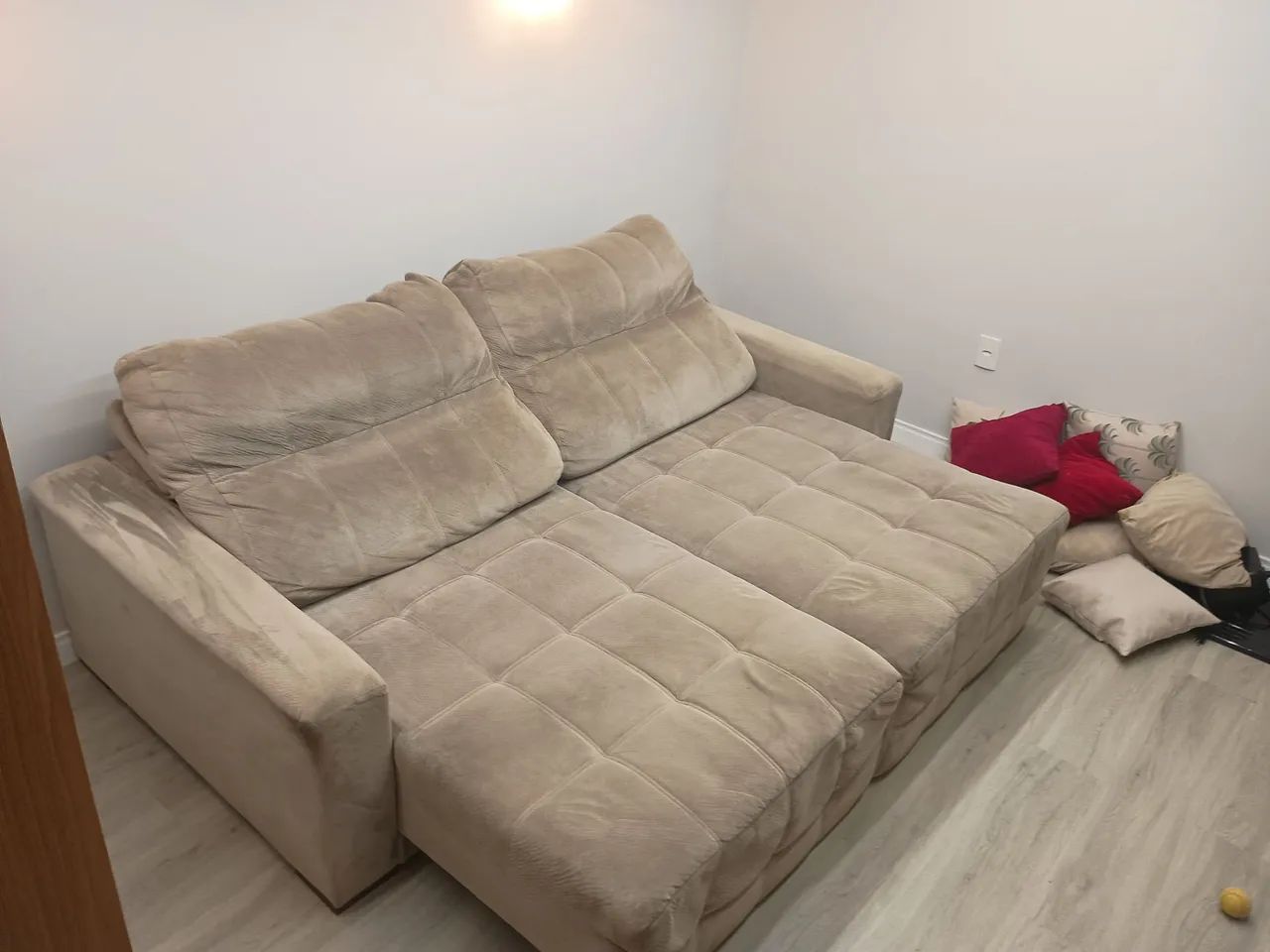 Sofá begue com pequenas marcas de uso bem conservado - Sofás e ...