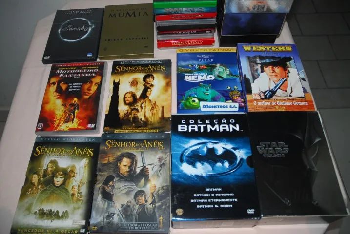 230 filmes DVDs usados originais , no estado , pode ser que tenha alguns ruim . - CDs, DVDs etc ...