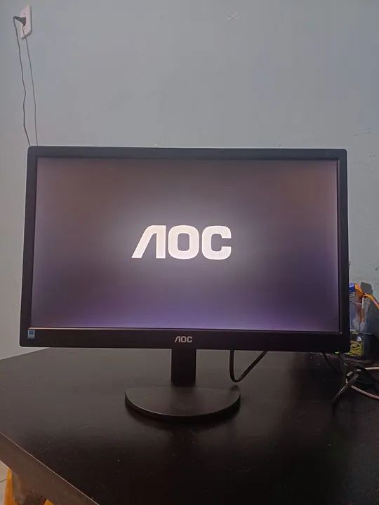 Monitor AOC 18.5 polegadas - listra fina no meio. VGA - Periféricos e Acessórios de Computador ...