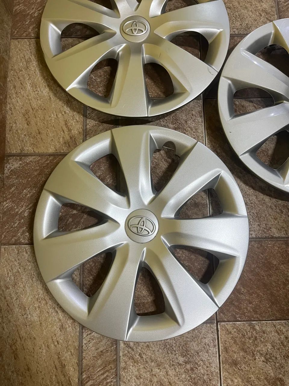 Calota aro 14 Toyota original - Peças para carros, vans e utilitários ...