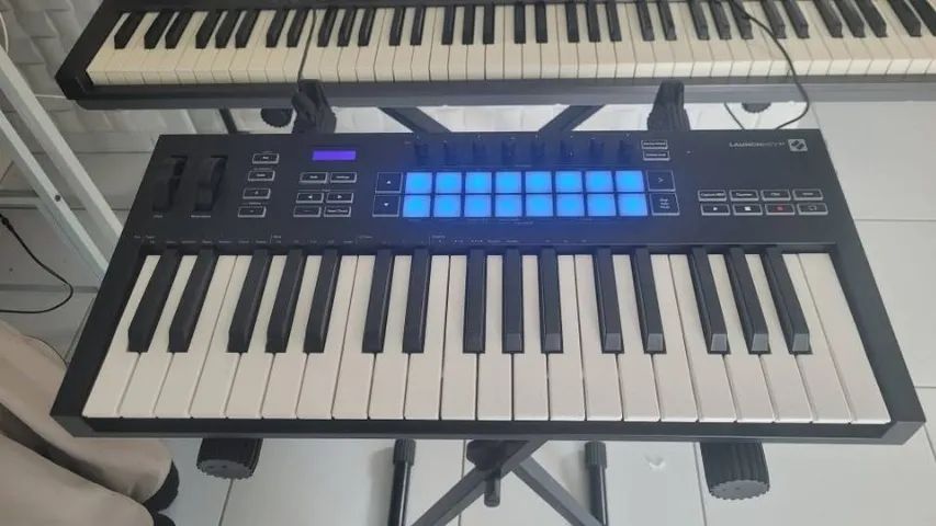 Teclado controlador Novation LaunchKey MK3 37 Teclas - Instrumentos ...
