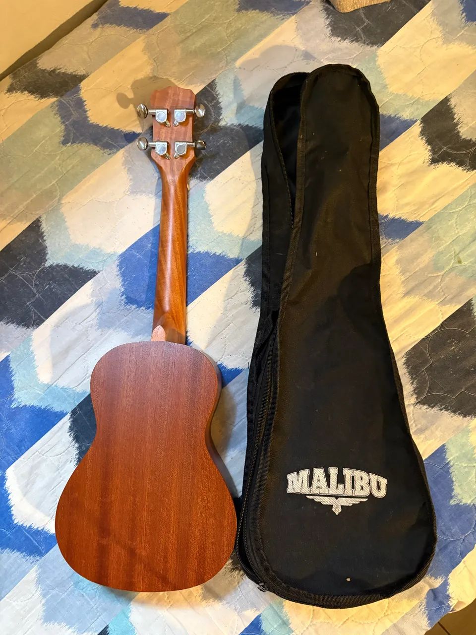 Ukulele Malibu, usado apenas 5 vezes com caixa e bag para guardar ...