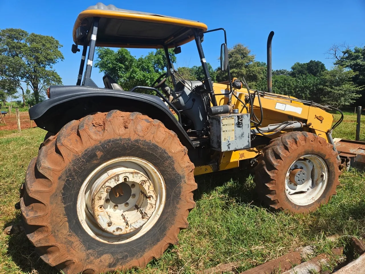 "trator com concha" - Tratores e máquinas agrícolas no Brasil