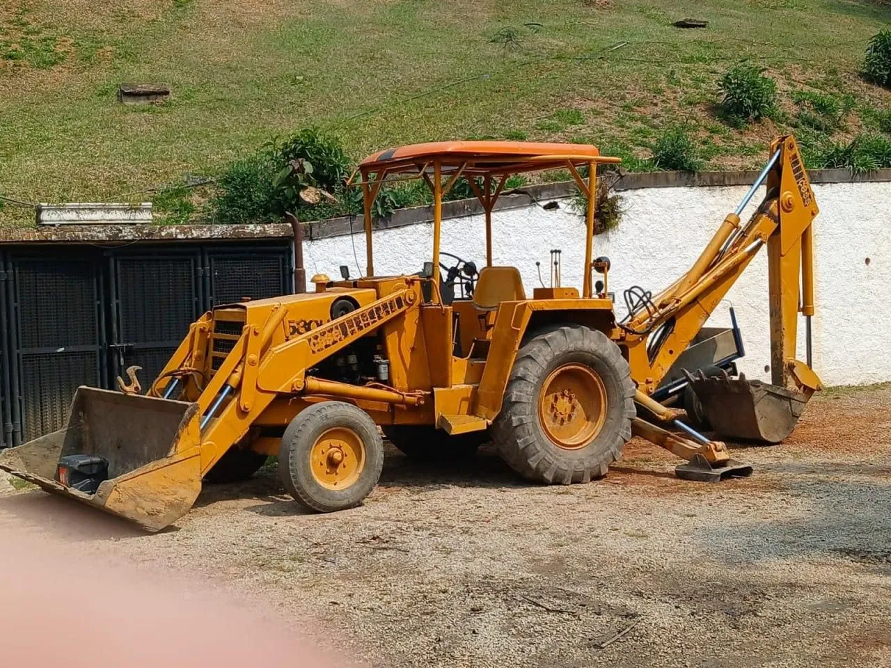 "retro escavdeira" no Brasil