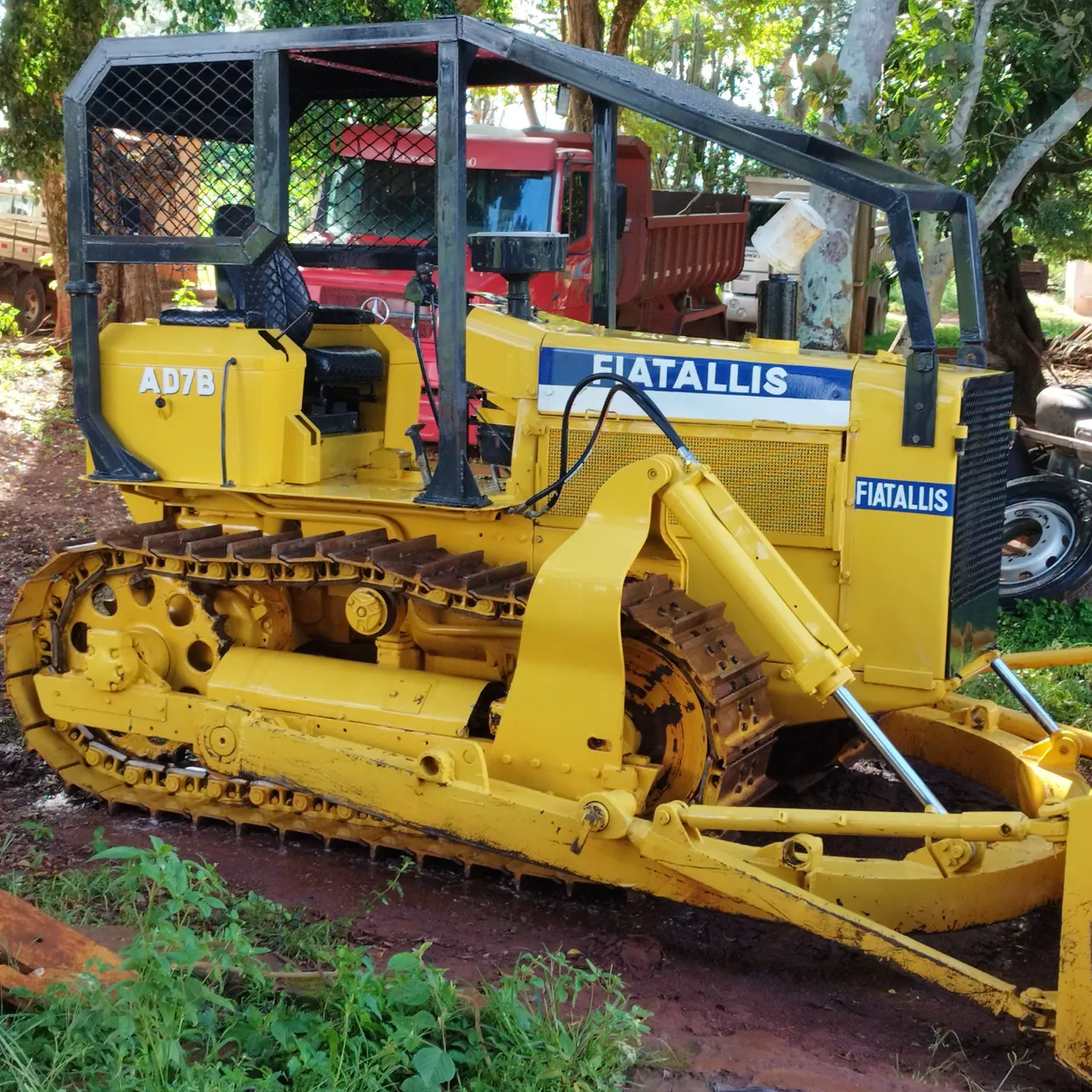 "trator pequeno" - Tratores e máquinas agrícolas no Brasil