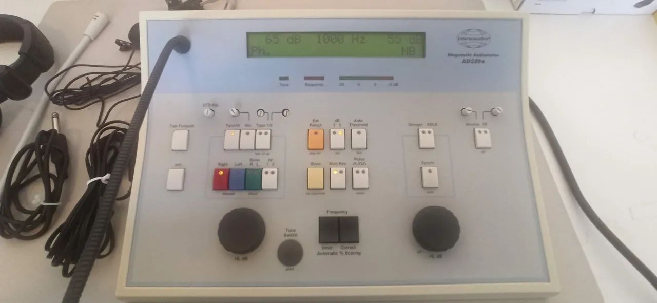 Audiômetro AD229e Interacoustics 2 canais de logo, Semi-novo Completo e ...