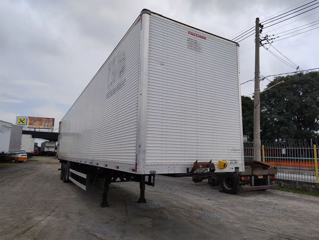Baú 30 paletes Facchini ano 2021 assoalho de chapa Rodas a disco ...