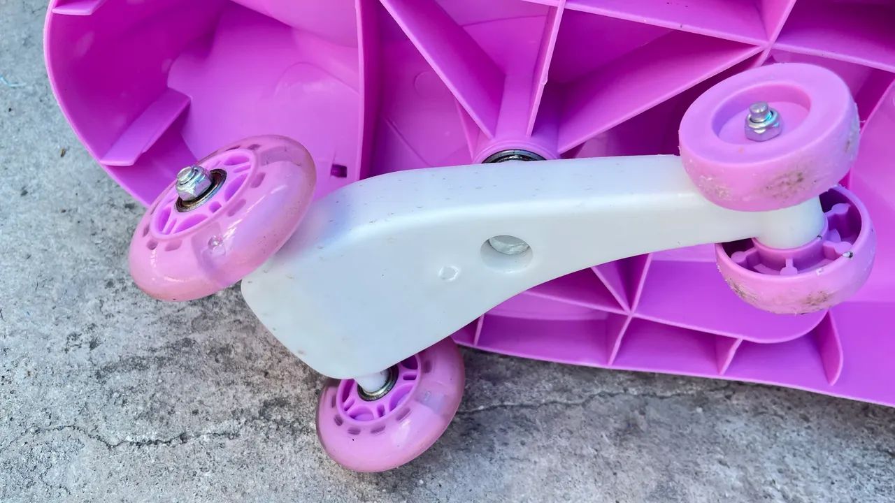 Carrinho Rolimã 100kg Com Gira 360o Infantil Luz De Led Rosa Rosa/roxo ...