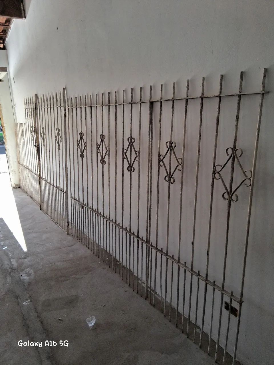 "portao e grade de ferro" - Portas e Janelas no Brasil