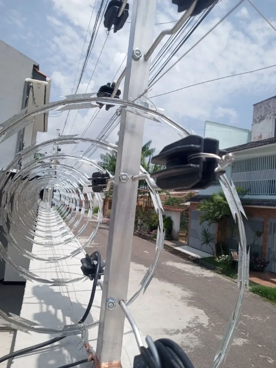 Cerca elétrica com concertina ( Qualidade comprovada ). Segurança e ...