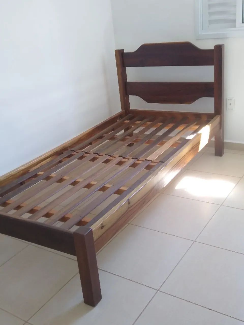 2 camas de solteiro de madeira maciça cada uma - Camas e Colchões ...