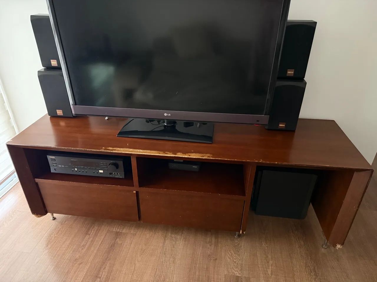 Rack em madeira maciça com detalhes (conforme fotos) - Racks e Painéis ...