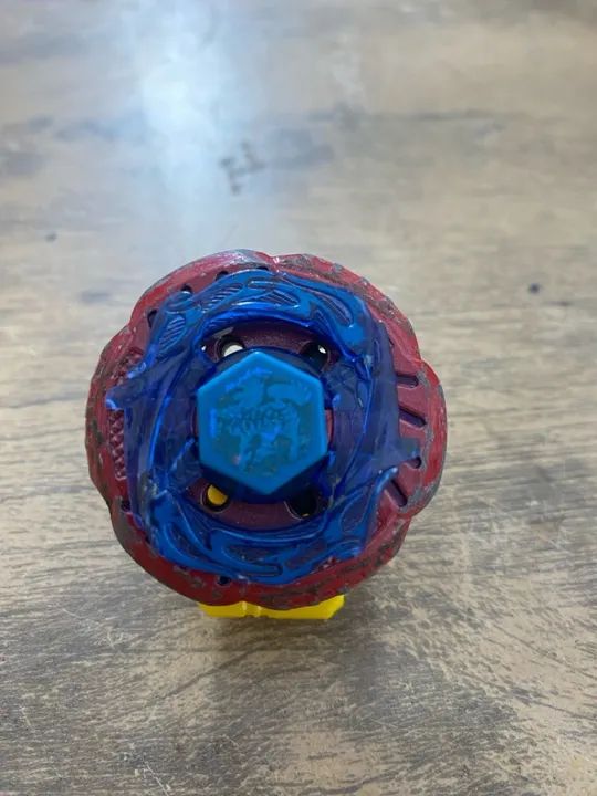 Beyblade Rock Zurafa R145WB - Hobbies e coleções - Jundiapeba, Mogi das ...