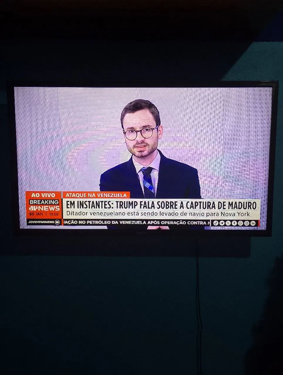 Vendo uma televisão smart 32 polegadas funcionando perfeitamente mas ...