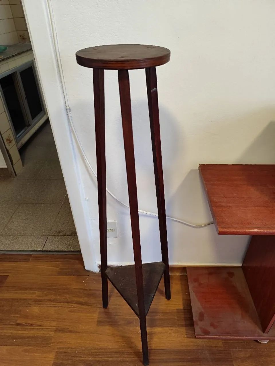 Par de Pedestais / Colunas Decorativas em Madeira - Estilo Clássico ...