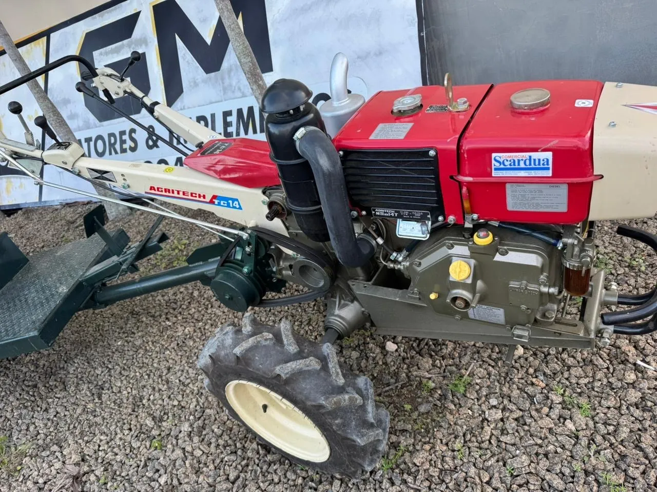 "trator pequeno" - Tratores e máquinas agrícolas no Brasil