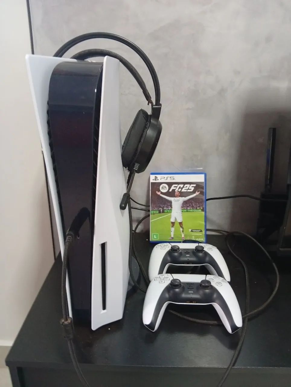 Ps5, com 2 controles, 2 jogos FIFA25 e spider-man2, nota fiscal tudo ...