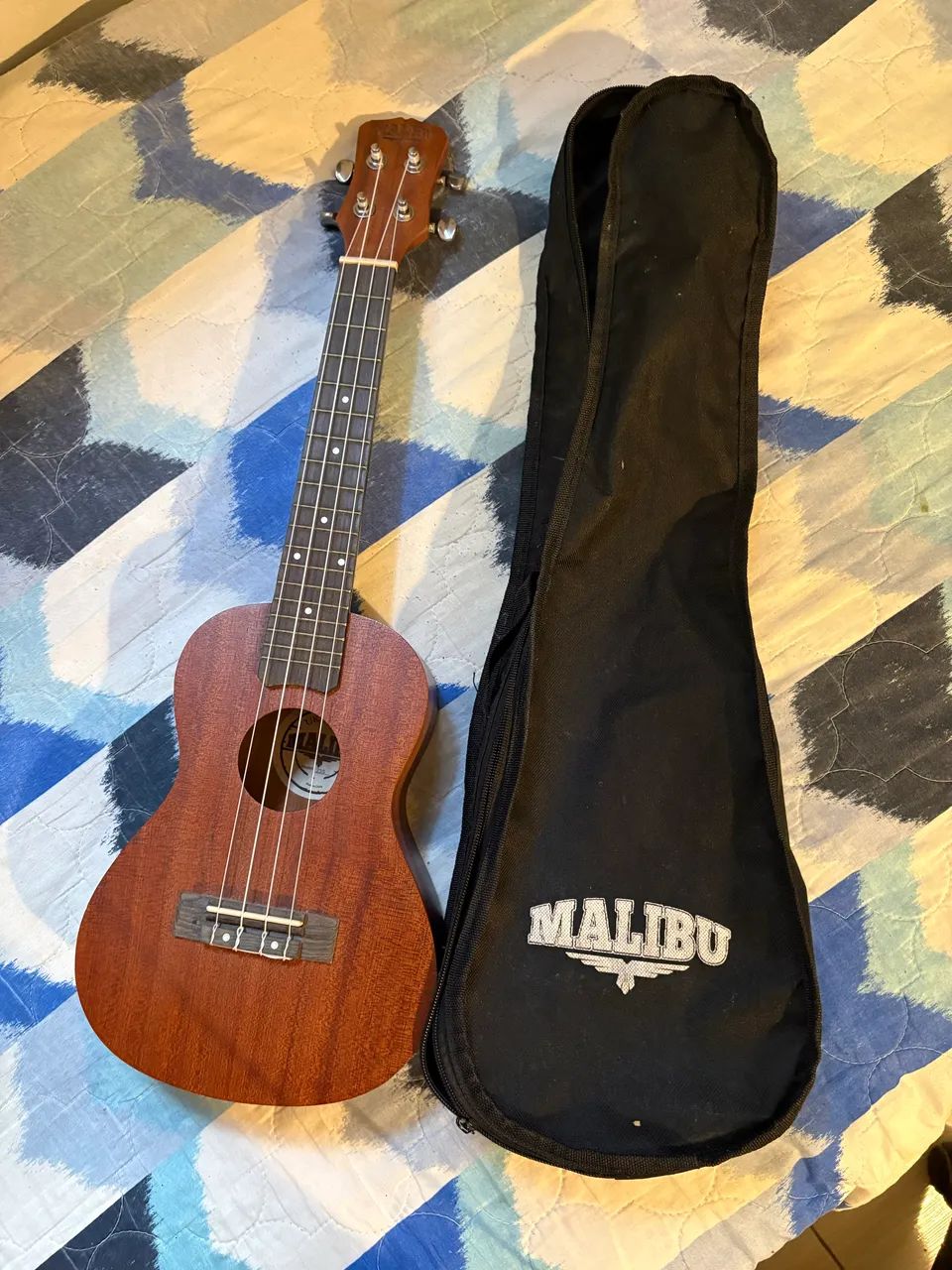 Ukulele Malibu, usado apenas 5 vezes com caixa e bag para guardar ...