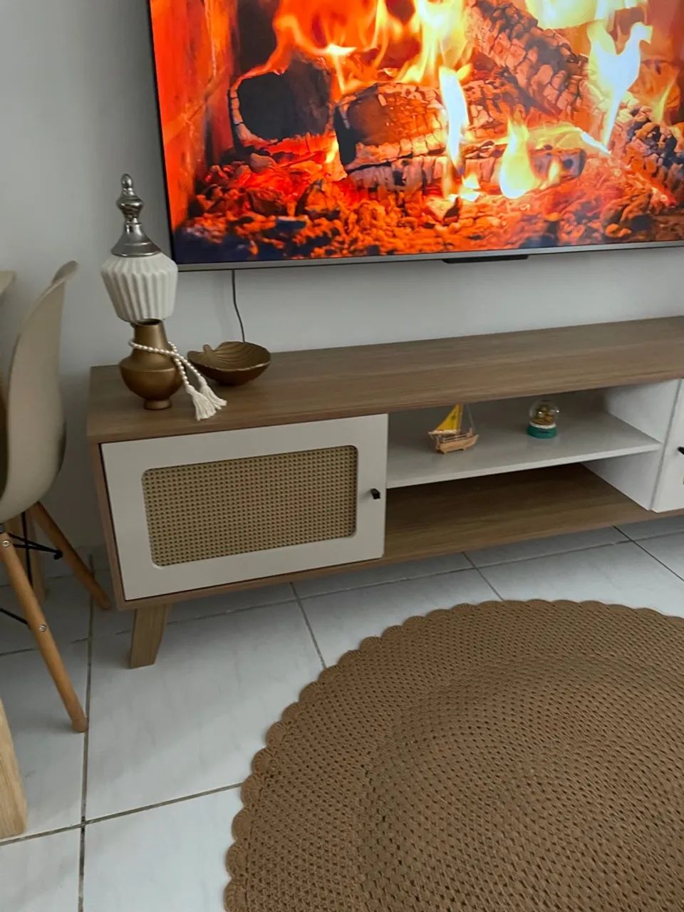 Rack TV Moderno com Porta que imita palha natural e Design Exclusivo ...
