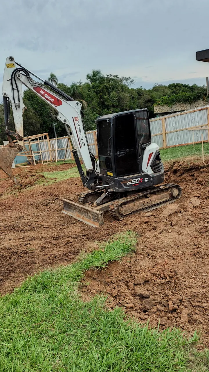 "escavadeira bobcat" no Brasil