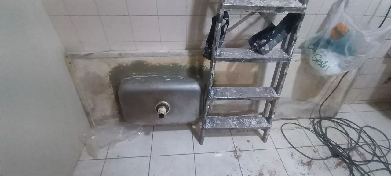 Bancada de cozinha em mármore com cuba em aço inox - Cubas e Pias ...