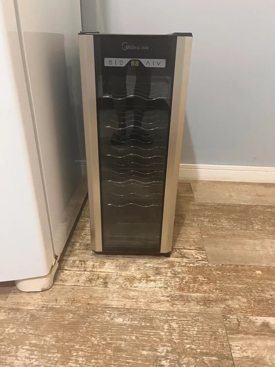 Adega Climatizada Termo Preto e Prateado 12 Garrafas 220V - Midea ...