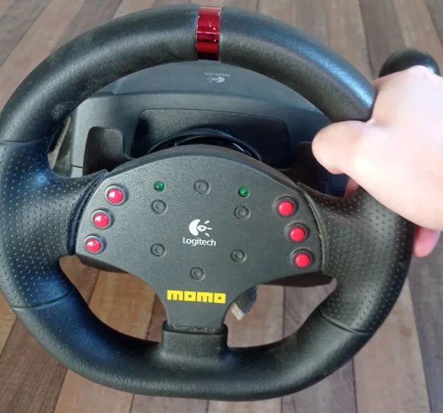 Volante Logitech Momo Racing - Peças e Acessórios de Vídeo Game ...