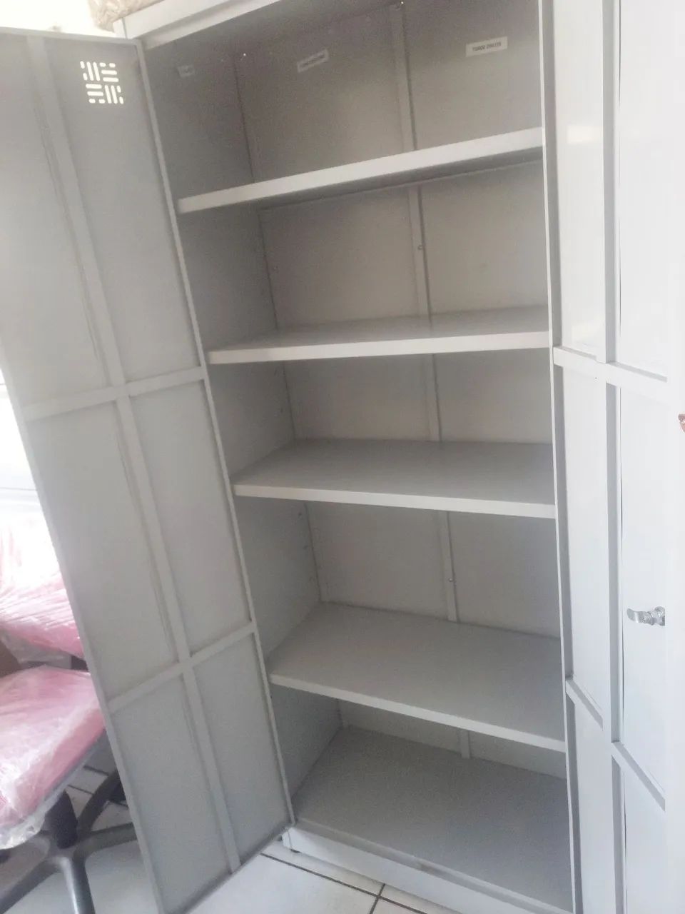 Armário de aço com chave 2,00×80×40 (novp - Armários e Guarda-Roupas ...