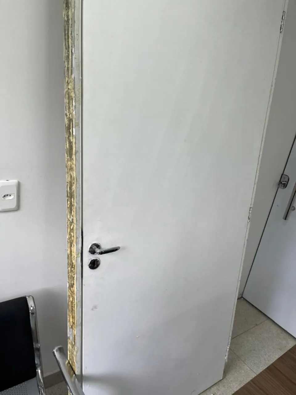 "alisar de porta" no Brasil