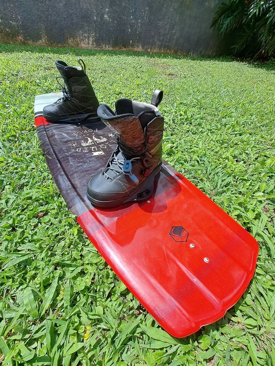 Prancha Liquid Force 142 Classic com botas CLassic 6x - Esportes ...