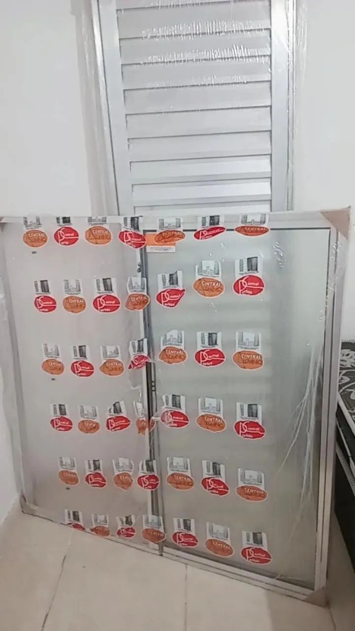 Janela GRANDE 120X120 de Alumínio nova - Portas e Janelas - Dom Avelar, Salvador 1392449742 | OLX