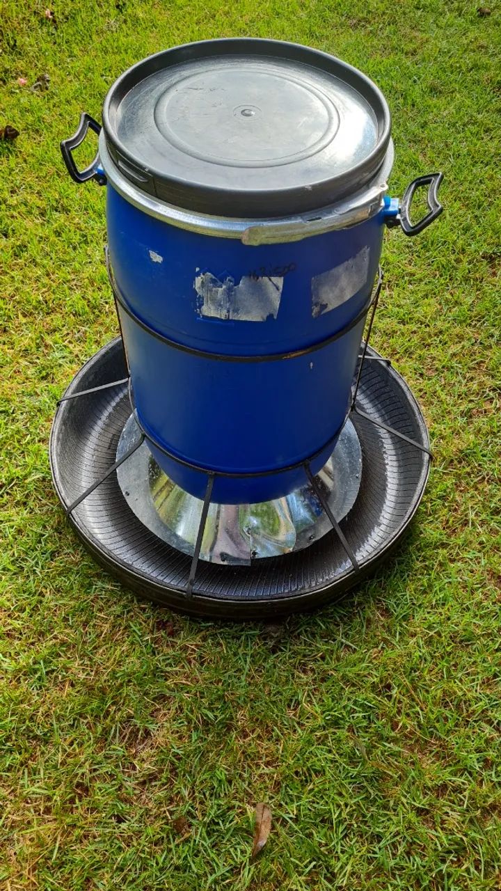 Comedouro 70 lts com 8 divisões para porcos: leitão, leitoa, cachaço ...