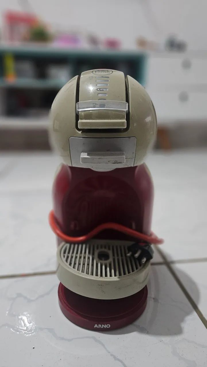 Cafeteira Arno Nescafé Dolce Gusto Mini Me vermelha e creme ...