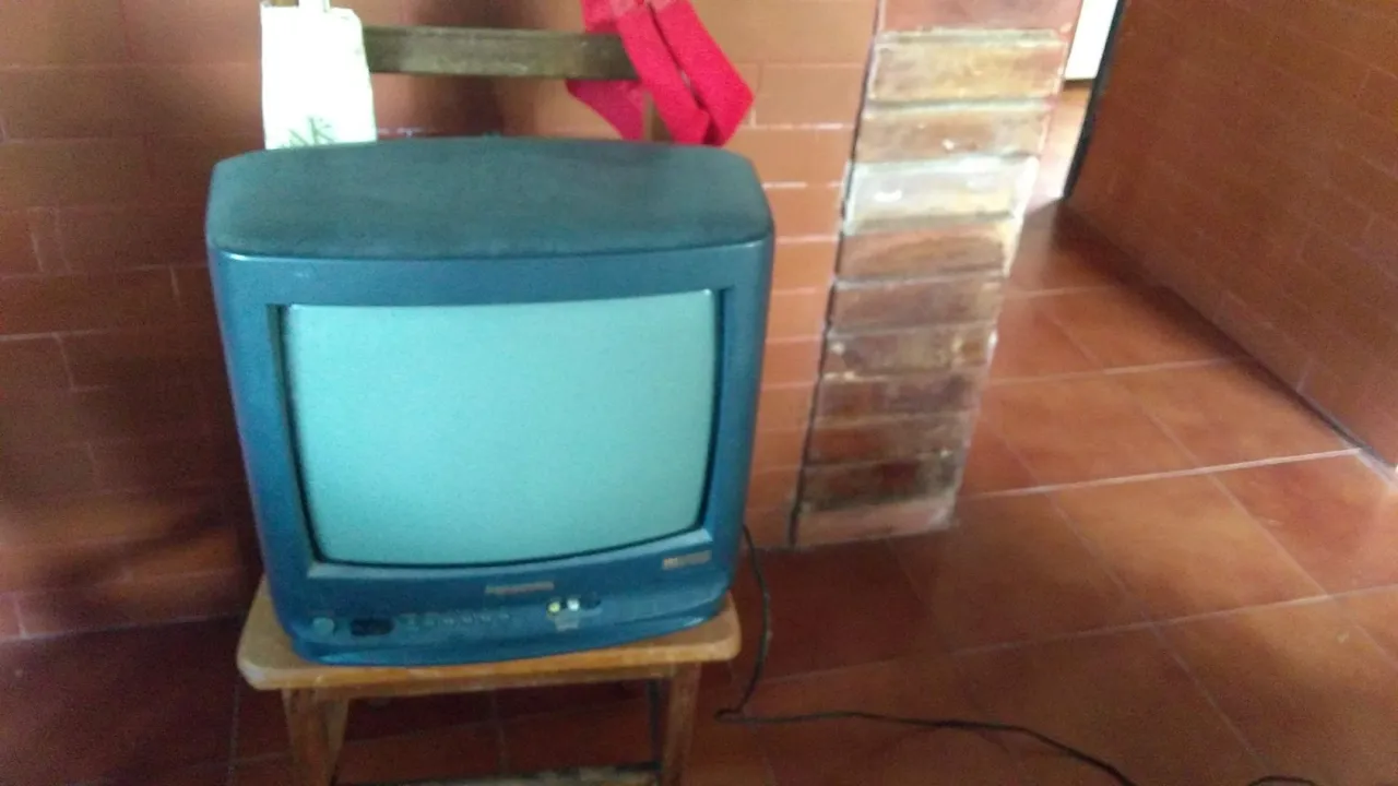 "tv de caixa de papelao" no Brasil